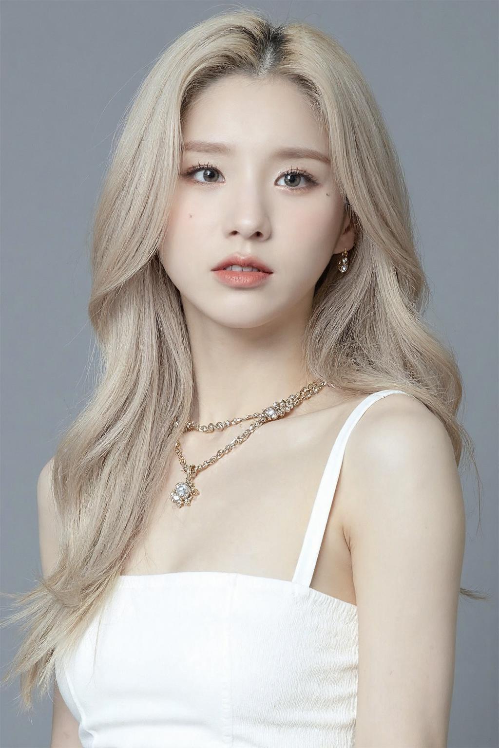 Heejin Makina FLUX - v1.0 Showcase | Civitai